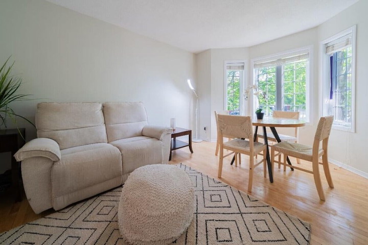 Pool, Bbq & Foosball | Spacious 4br Home - Kanata