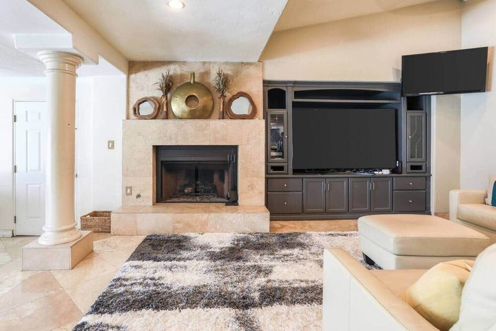 Spacious Socal Retreat +Pool/spa Backyard Paradise - Ontario, CA