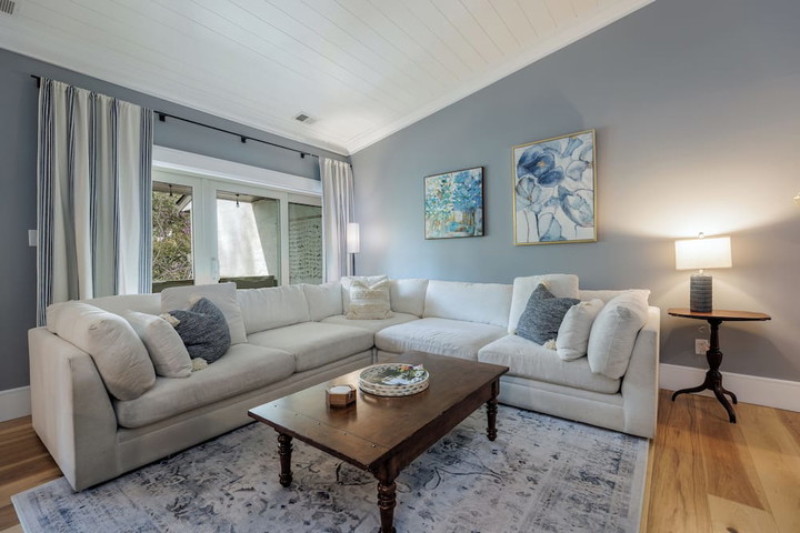 Top-floor Luxury Villa W/ Vaulted Ceilings, Walk 2 Beach - Bluffton, SC