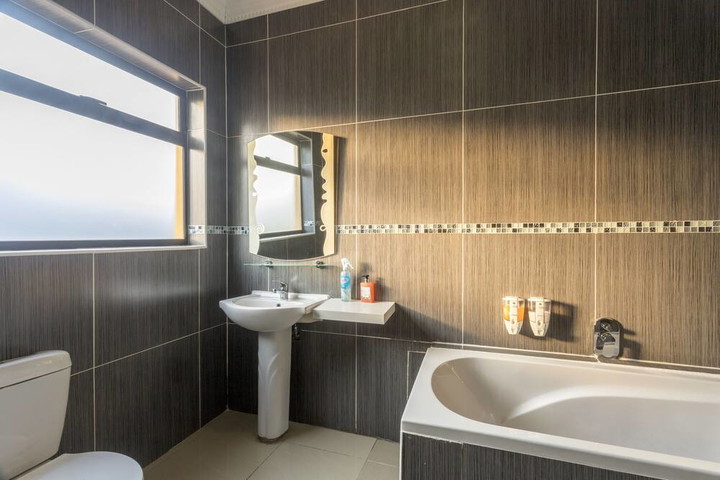 Ezulwini Guest House - Queen Room With Balcony For 2 Guests In Ballito - Dolphin Coast