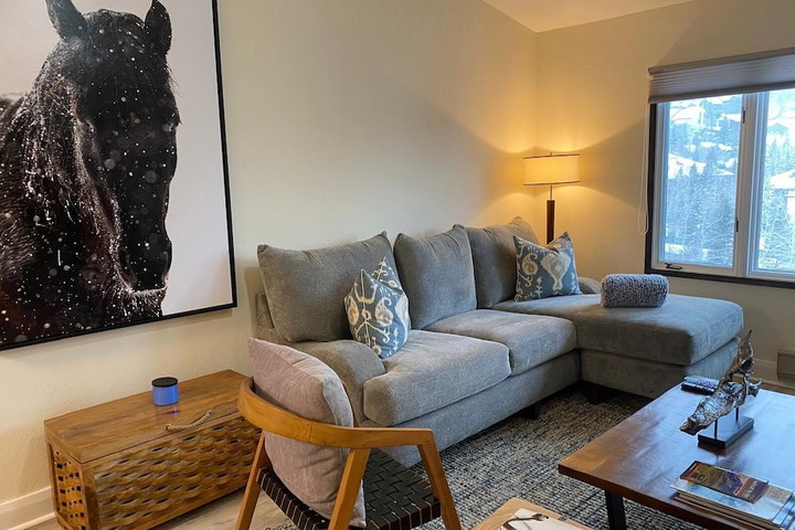 The Charter @ Beaver Creek Luxury Retreat 2b/2bath - Pool, Hot Tub & Ski Access - Avon, CO