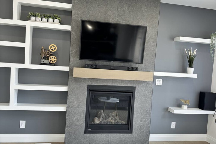 Bright & Luxurious Home With Office Space - Amherstburg