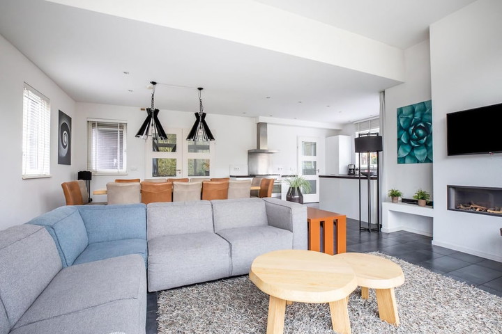 Luxurious 12-person Houseboat With Jacuzzi, Sauna, 5 Bedrooms, And Garden By The Water. Includes Swim Ladder, Covered Balcony, And Large Dining Table. Located At Villa Resort Harderwold Near The Veluwemeer! - Lelystad