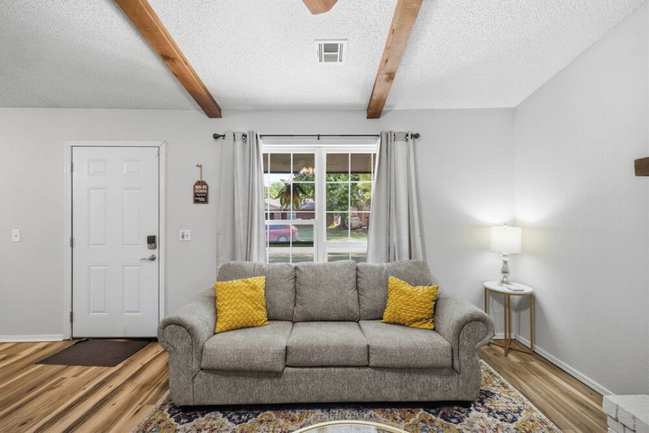 Charming 3br Retreat With A Coffee Lover's Dream Setup, Fenced Backyard, Patio, And All The Comforts Of Home. - Broken Arrow, OK