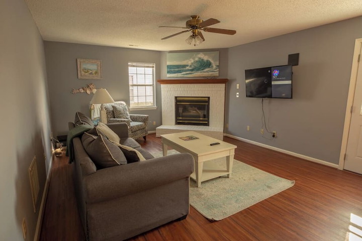 A Quiet Lakeside Home For Family, Business, Or Both To Relax Or Be Productive. - Chesapeake, VA