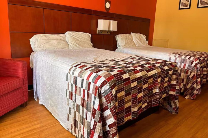Two Clean & Affordable Rooms W/ Private Bath  Close To Williamsburg Hotspots - Newport News, VA