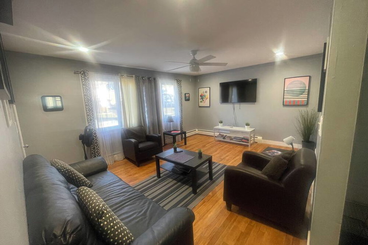 Beautifully Lit Spacious 3-bedroom House!! - Farmington, CT