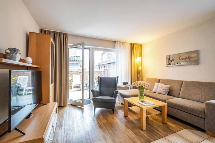 Beachfront Condo On Lake Michigan With Fireplace, Deck, Washer/dryer, Great View - Glen Arbor, MI