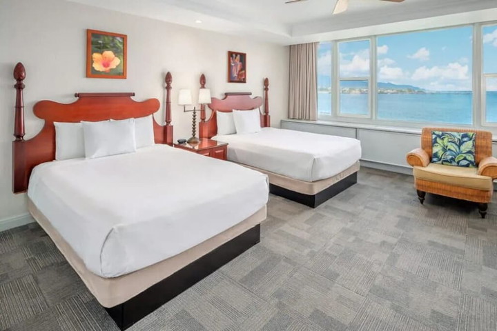 Convenient Stay | Prime Location | Oceanfront Room + Outdoor Pool Access - Paia, HI