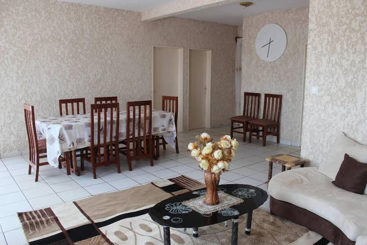 Superb Villa With Parking And Caretaker On Site. - Yaounde