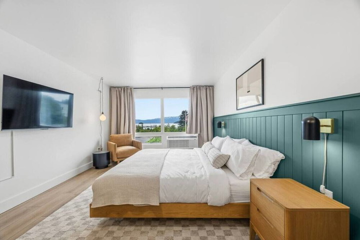 New! Style & Harbor Views | Walk To Food & Tours - Juneau, AK