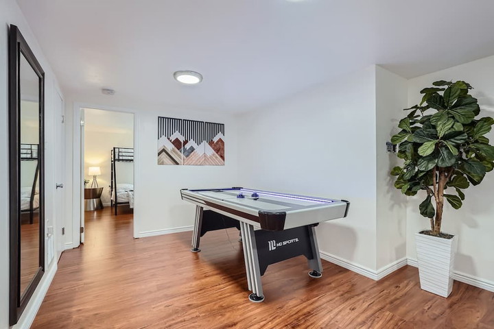 Arvada Oasis! 7 Beds, 2 Kings, 3 Baths, Desk, Big Tvs, Air Hockey, Games! - Arvada, CO