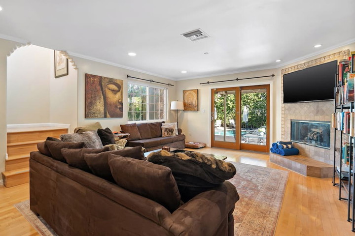 Burbank 4br | Pool + Hot Tub + Alfresco | C&c - San Fernando, CA