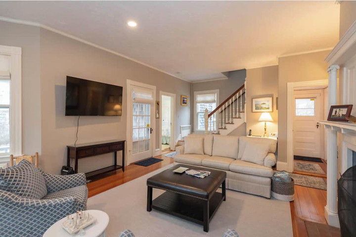 Gorgeous Spacious Victorian Cape Cod Beach View Retreat - Falmouth, MA