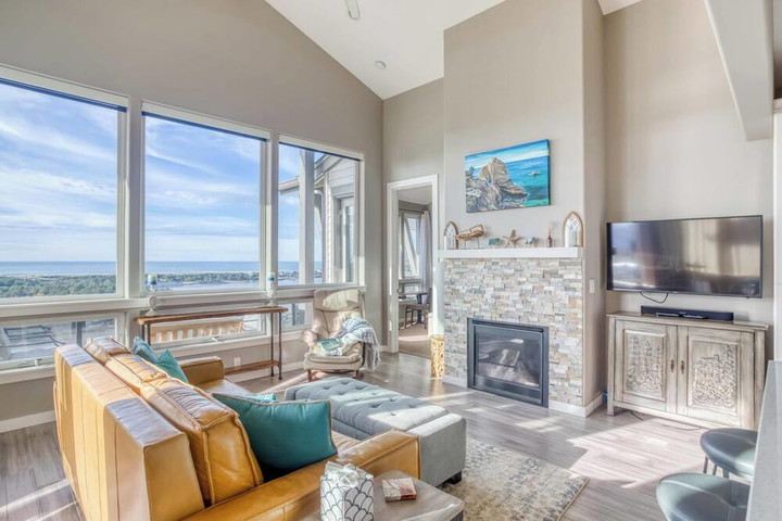 Luxurious Townhouse With Access To Clubhouse, Pool, Mini-golf, And More! - Pacific City, OR