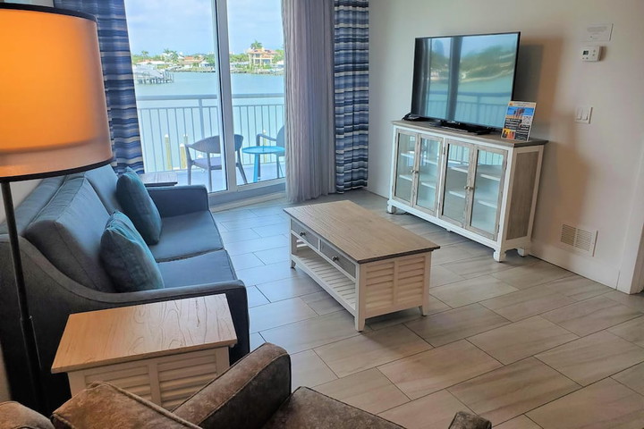 2br Condo: Bay Views, Pool, Balcony - Treasure Island, FL