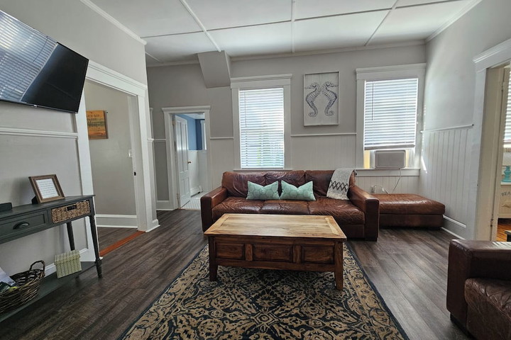 Rosie- Pet-friendly Historic Downtown Newport Apartment -W/ Parking - Newport, RI