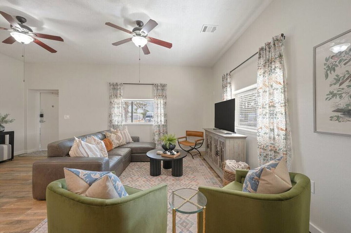Steel Studio ~ Stylish 2br + Fenced Yard - Bryan, TX