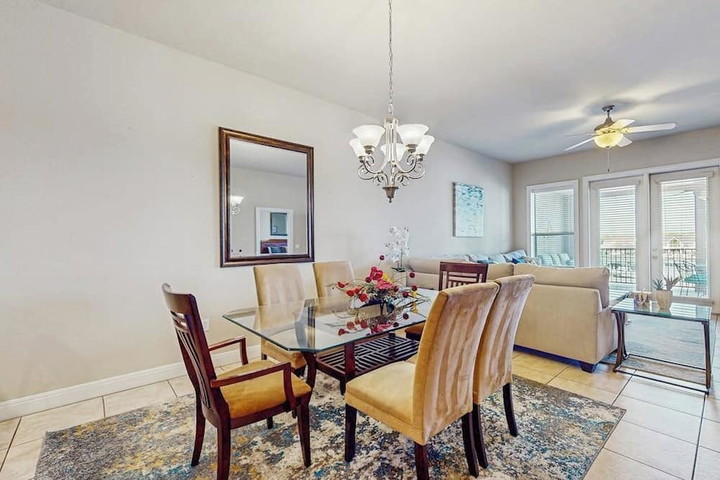 Dog-friendly & Spacious Condo With Lake Views, Large Balcony, & Pool - Marble Falls, TX