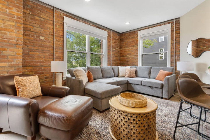 Historic Brownstone Apartment, Heirloom Vacations - Duluth, MN