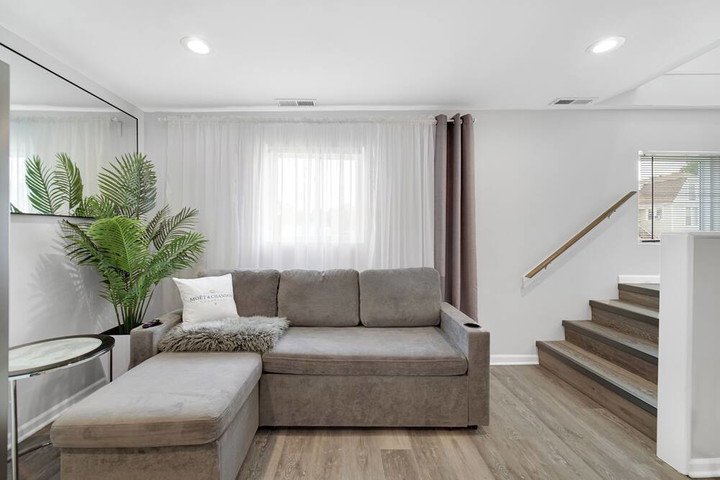 Bright & Modern 2-story Near Northwestern - Skokie