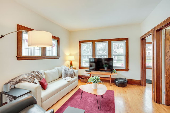 Cozy Minneapolis Retreat: Walk To Shops & Eats - Minneapolis, MN