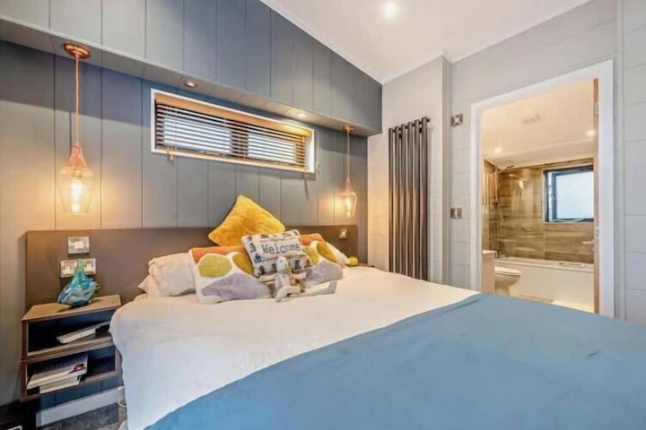 Lodge Sleeps 6 - Indoor Pool & Parking - New Quay