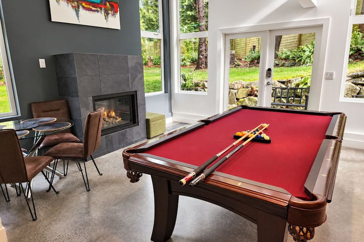 2 Bedroom Guest Suite With Pool & Sauna Access - West Vancouver
