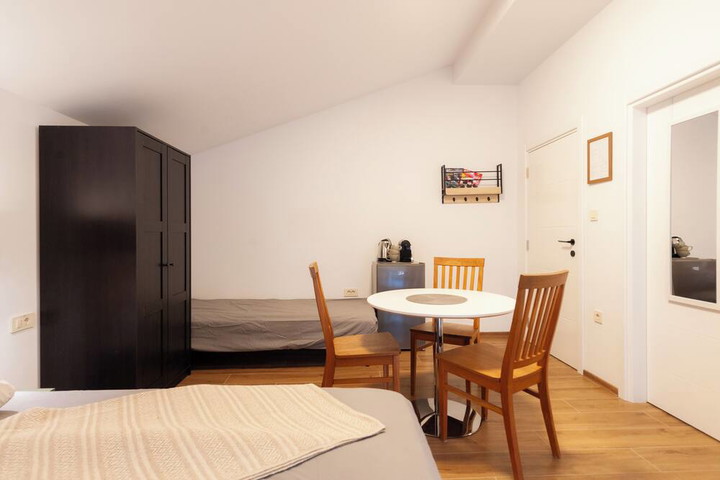 A Comfortable Family Room With Secure Parking Near The City Center. - Subotica