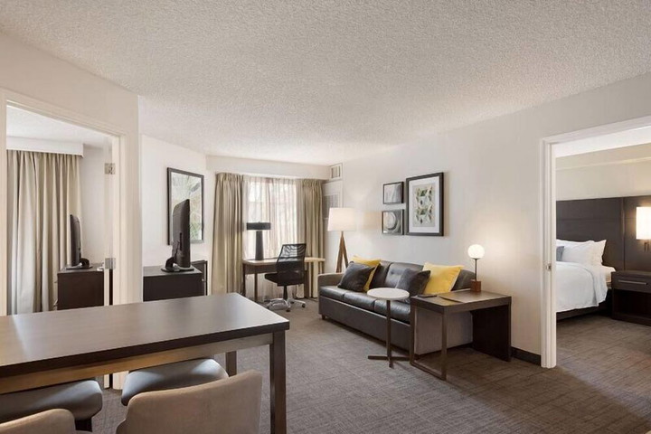 Convenient Location! Unit W/ Full Kitchen, Free Breakfast! - Reno