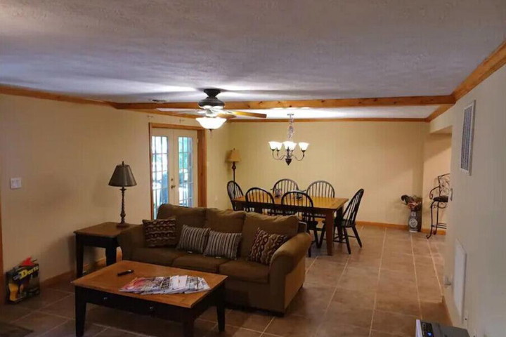 The Ponderosa - 2 Story, 3 Bedroom, 2 Bath & Den - Cadiz, KY