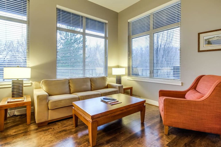 The Cove Lakeside, Private Grnd Flr W/ Large Covered Deck, Lake, Park, Mtn View - West Kelowna