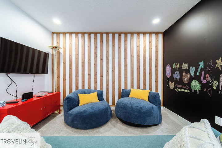 Firelight Lodge: Hot Tub & King Suite - Edmonton