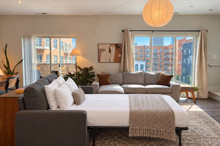Third Ward 2br + Den 2-story Penthouse | Sleeps 10 - Milwaukee, WI