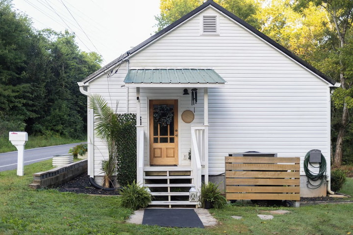 Private Hot Tub & Yard! Modern Friendsville Escape - Maryville, TN