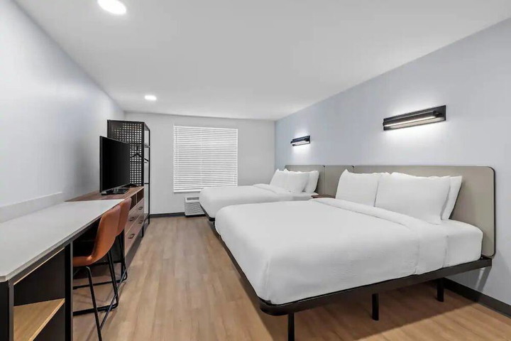 2 Newnan Rooms | Trampoline & Adventure Park - 0.3 Mi | Pet-friendly - Newnan, GA