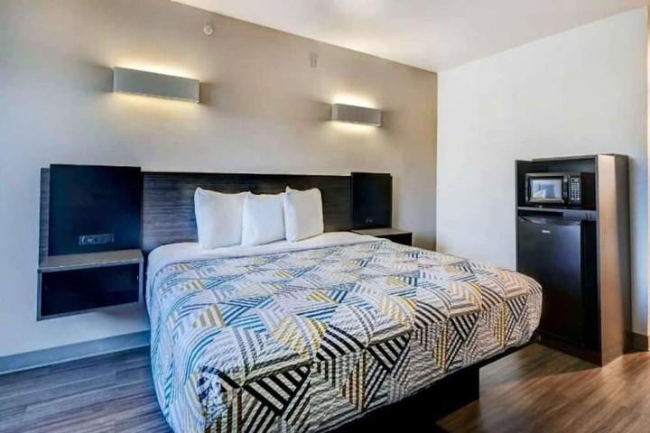 1 King Bed | Non-smoking - Lancaster, TX
