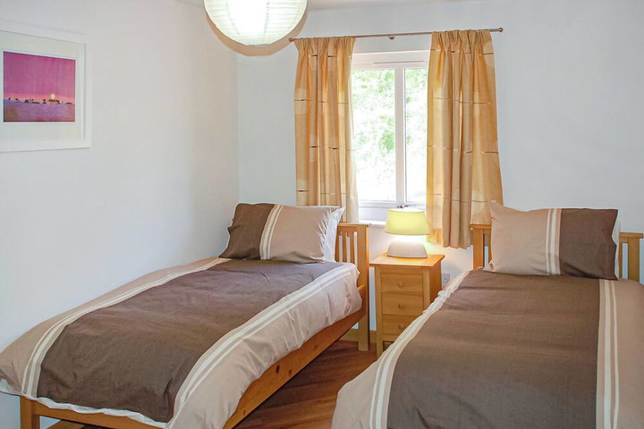 Ground Floor Apartment With One Double, One Twin And One With Bunks. - Dawlish