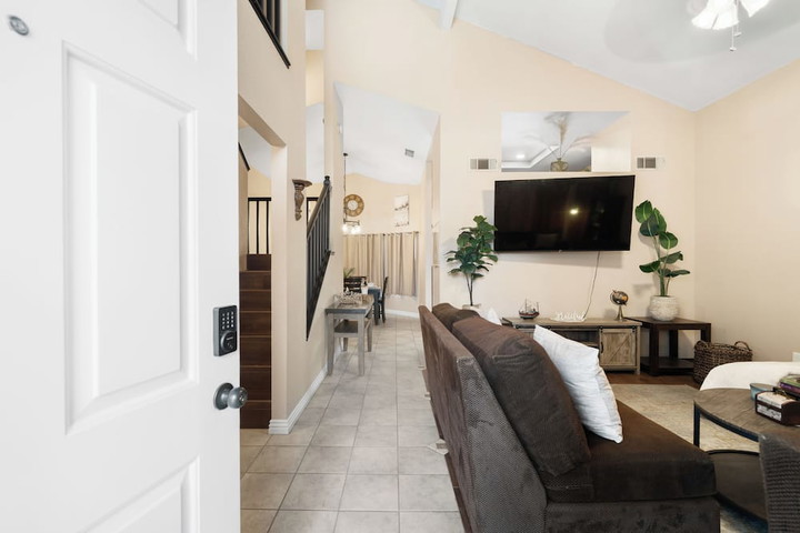 Spacious 4-bd 2.5bth Corporate Housing Near Hwy 99 With Plenty Of Parking - Bakersfield, CA