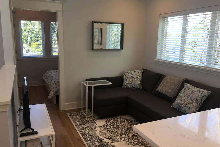 New Stand Alone Private Backyard Cottage -  A/c, Blocks To Zoo, Bus Line, Coffee - Seattle, WA
