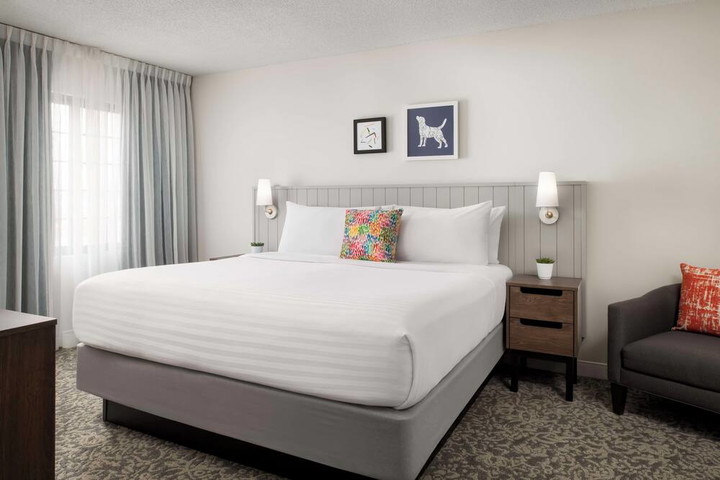 Your Home Away From Home - Indoor Pool, Bbq Grill, And Complimentary Breakfast - Toronto