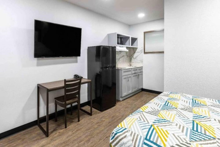 1 Queen Bed | Smoking, Kitchen - Hickory, NC