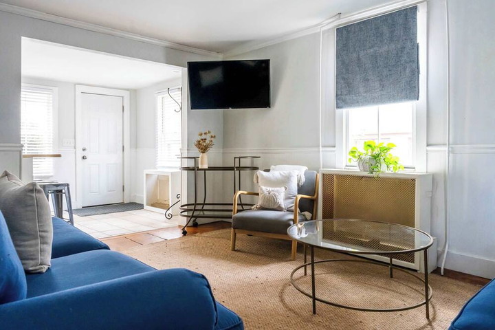 Conveniently Located 3br Home W/ Outdoor Dining - Newport, RI