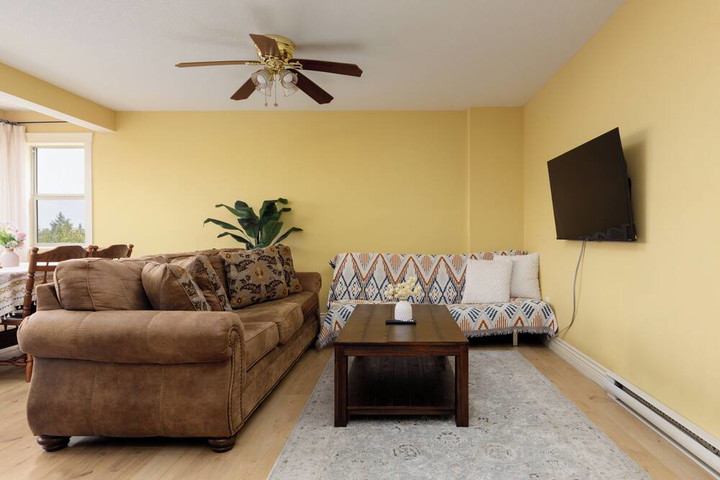 Enjoy A Bright And Comfortable 2bedroom Suite With A Private Entrance, Full Kitchen, And One Bathroom. The Space Accommodates Up To Six Guests And Includes A Cozy Living Area, Smart Tv, Wifi - Nanaimo