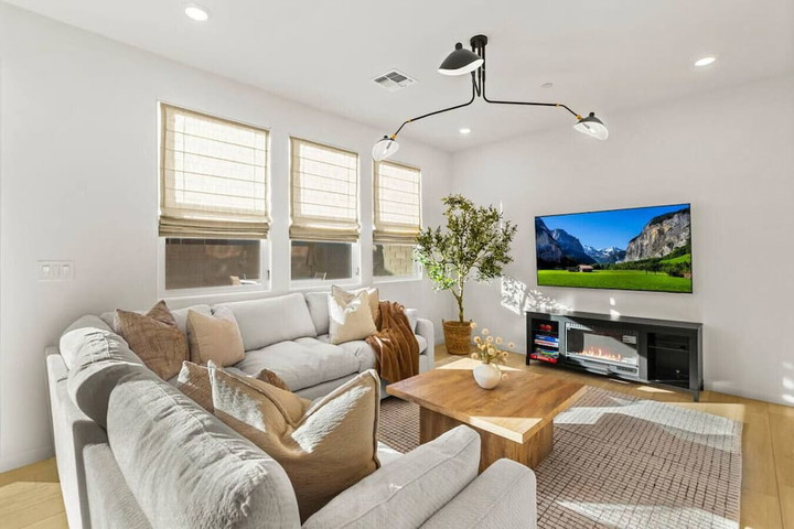 Cozy Designer Henderson Home | Wfh + Fully Stocked - Henderson, NV