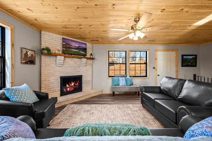 Pigeon Forge Fun Cabin W/ Hot Tub, Games, Near Dollywood & The Island! - Pigeon Forge, TN