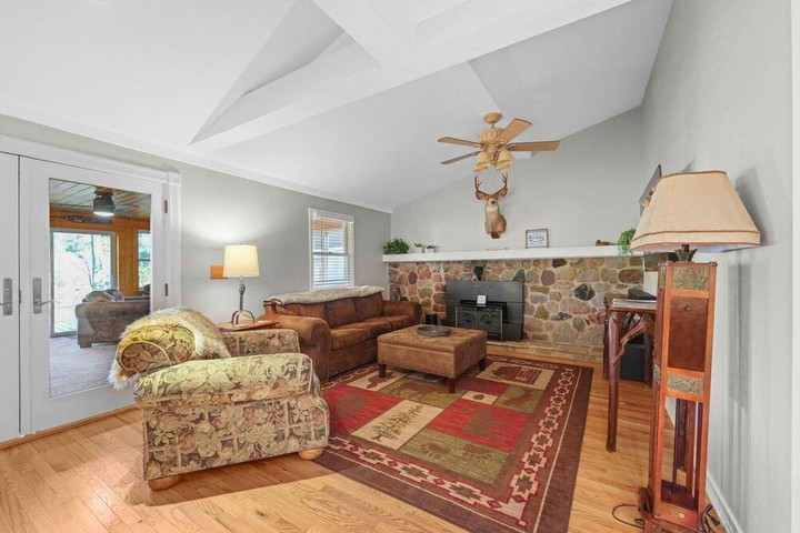Rapid River Retreat, Spacious Cozy Cottage Close To Torch Lake, - Michigan
