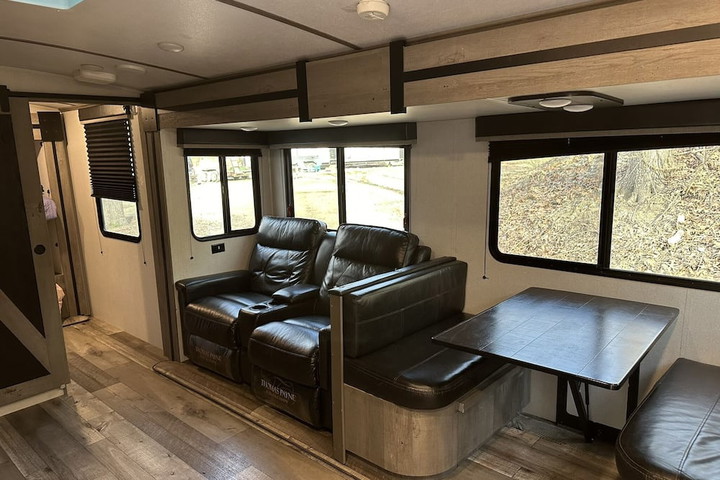 Experience Glamping In Style. Private Hot Tub Spa! Private Lake -Pet Friendly - 伊利諾伊州