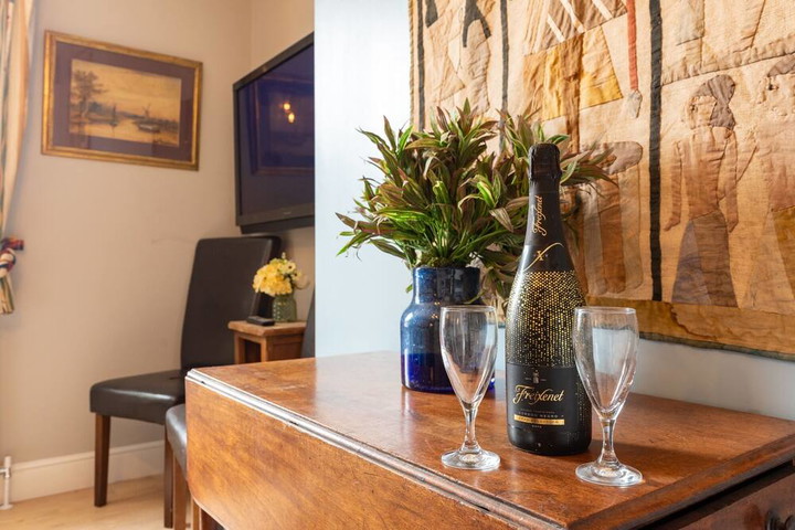 Apartment 2: 2 Bedrooms & Sofa Bed Sleeps 6 - Knaresborough