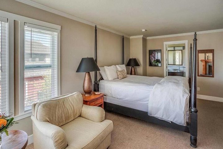 The Courtyard - Classic King Room At Cannon Beach Hotel Collection! Beach Access - Cannon Beach, OR